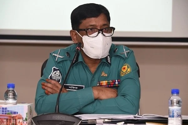 A gang extorts money from noted persons involving them with detained ...