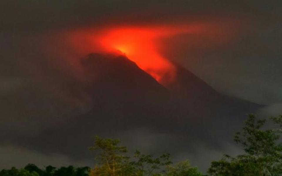 Hundreds flee their homes as Indonesian volcano erupts | News