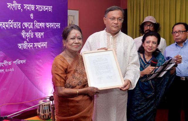 Hasan confers lifetime achievement award to singer Hasina Momtaz | News