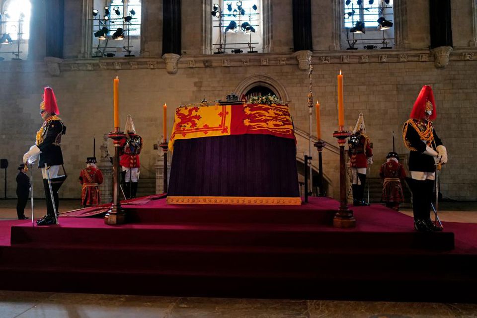 Tears as British public pays respects to queen's coffin | News
