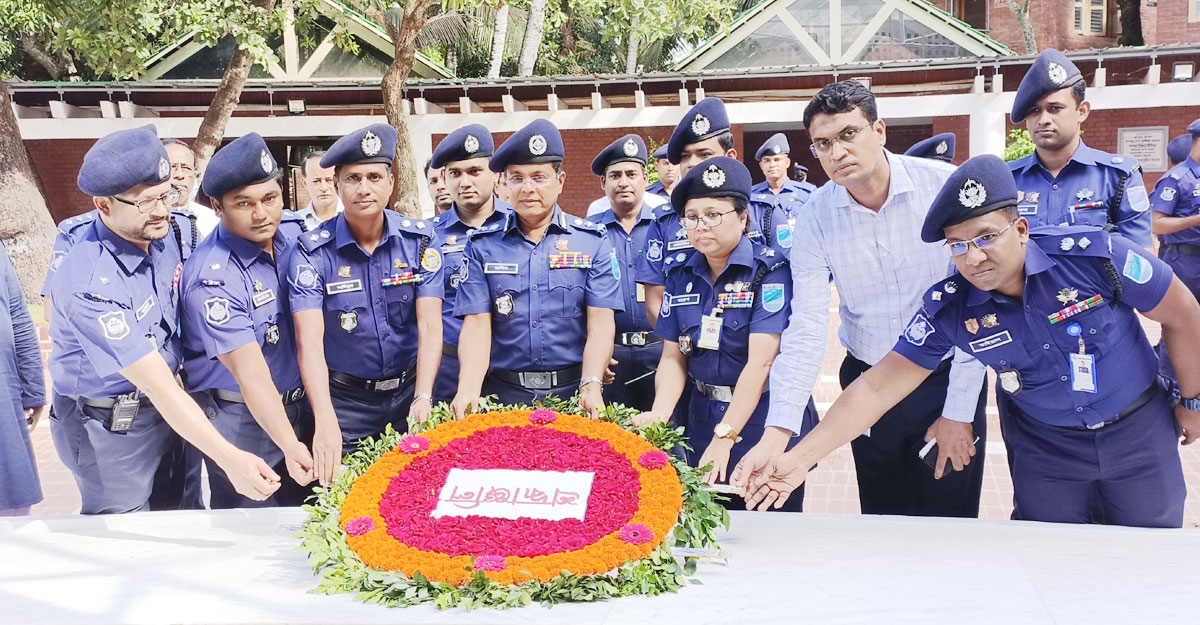 Tourist Police chief Habib pays tribute to Bangabandhu at Tungipara | News