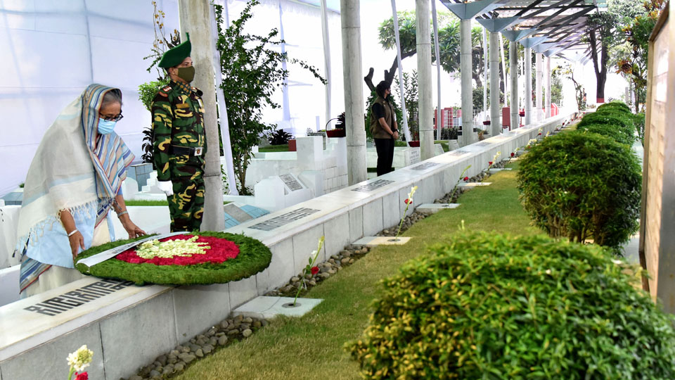 PM pays homage to Aug 15 martyrs at Banani graveyard | News