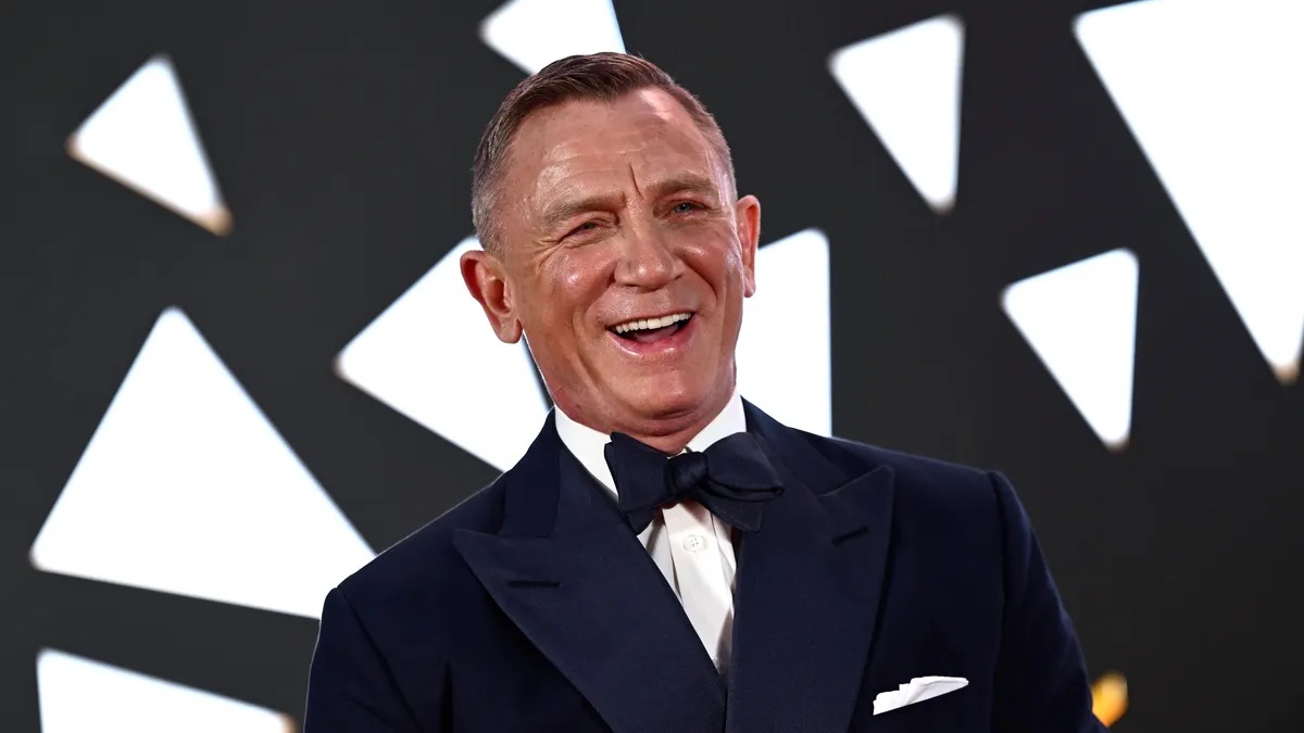 Bond star Daniel Craig receives same medal as 007 | News