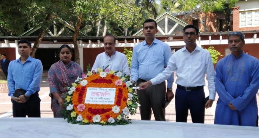 PSC member K M Ali Azam pays tributes to Bangabandhu at Tungipara | News