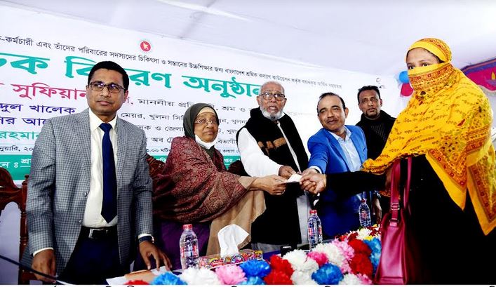 Govt provides TK 1.40cr aid to 272 Khulna distressed labourers | News