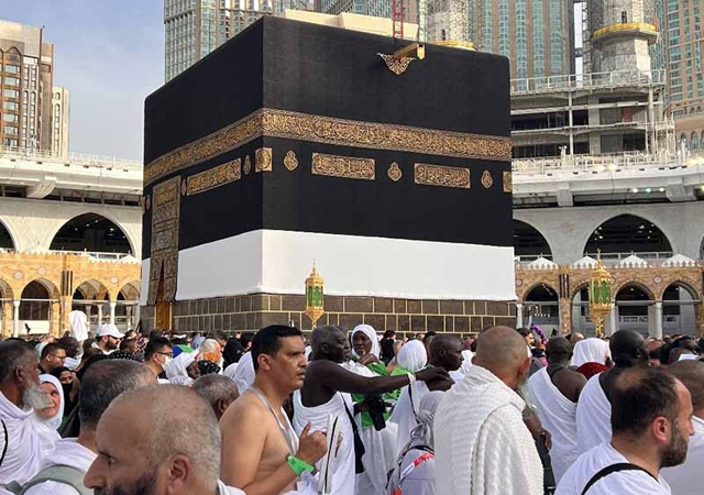 Huge crowds circle Kaaba as hajj begins in Saudi heat | News