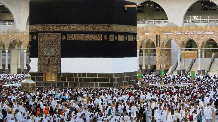 Massive crowds circle Kaaba as hajj begins in Saudi heat | News Flash
