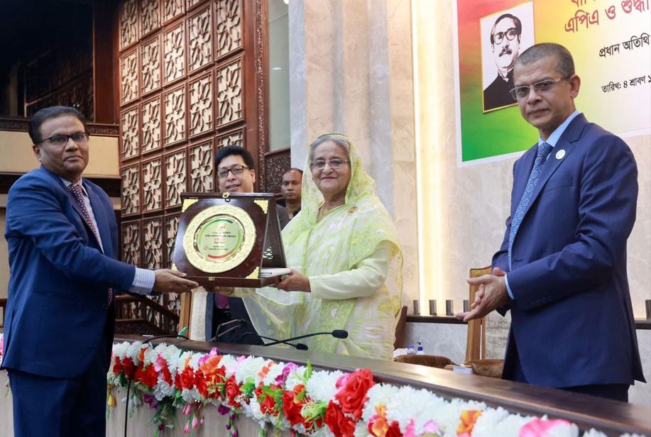 PM accords Power Division with crest, certificate over APA ...