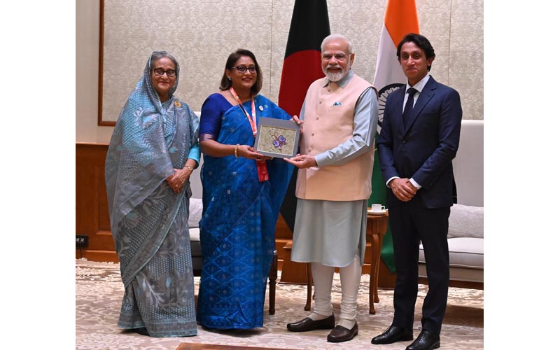 Saima Wazed presents a souvenir to Narendra Modi | Top News