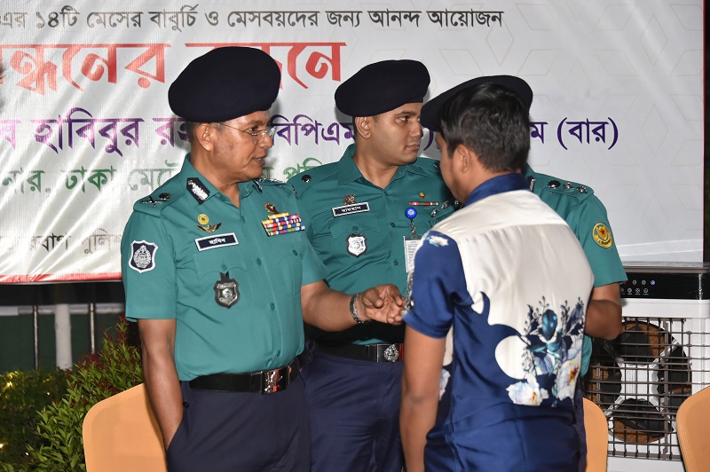 DMP commissioner takes dinner with Rajarbag chefs, mess boys | News