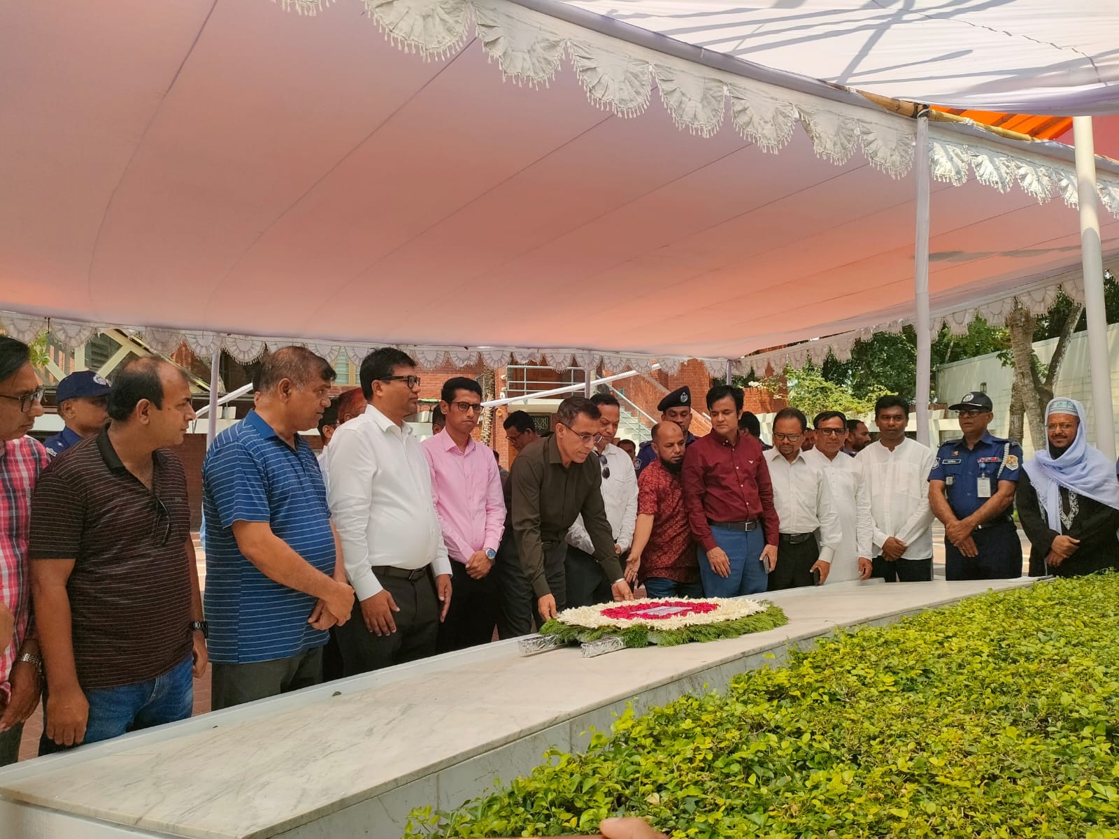 RAJUK chairman pays tributes to Bangabandhu at Tungipara | News